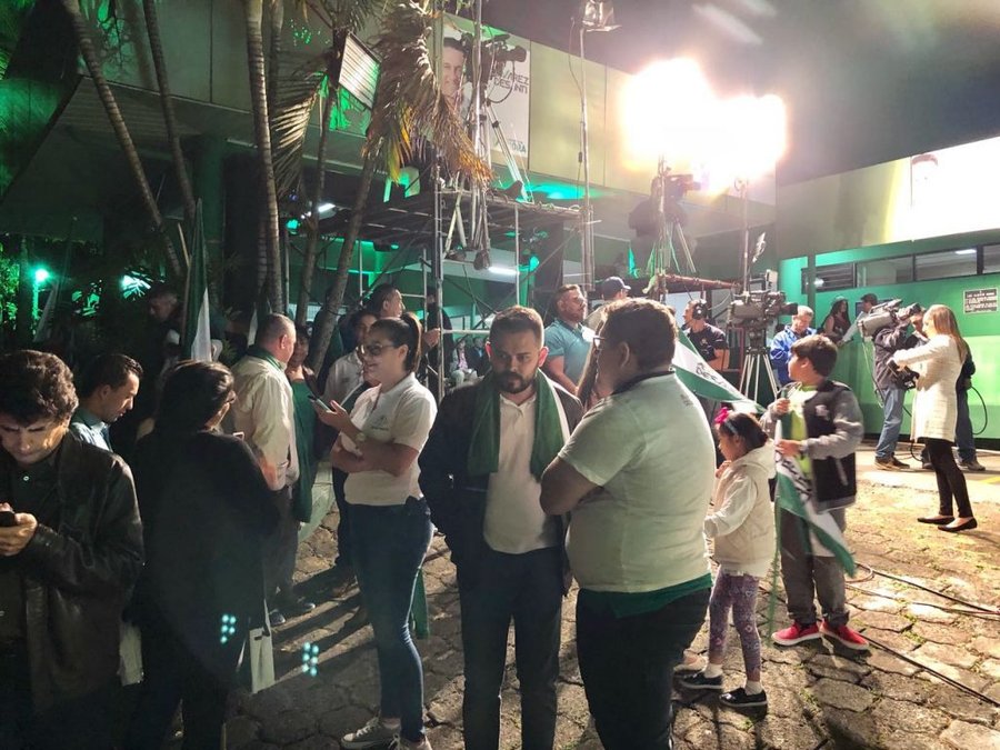 Liberacionistas empiezan a llegar al Balcón Verde para recibir resultados