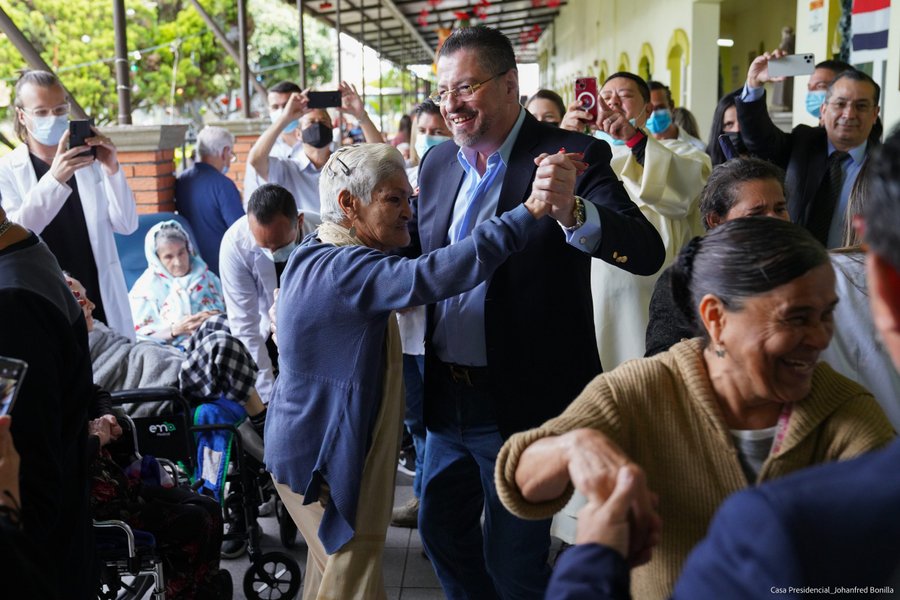 Rodrigo Chaves y Signe Zeikate realizan visita sorpresa a la Casa de ...