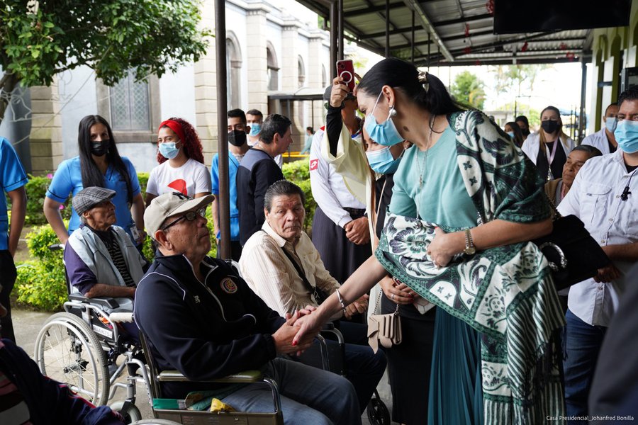 Rodrigo Chaves y Signe Zeikate realizan visita sorpresa a la Casa de ...