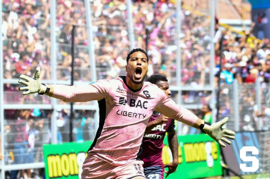 (Video) Así fue como Esteban Alvarado enfureció al banquillo de Herediano